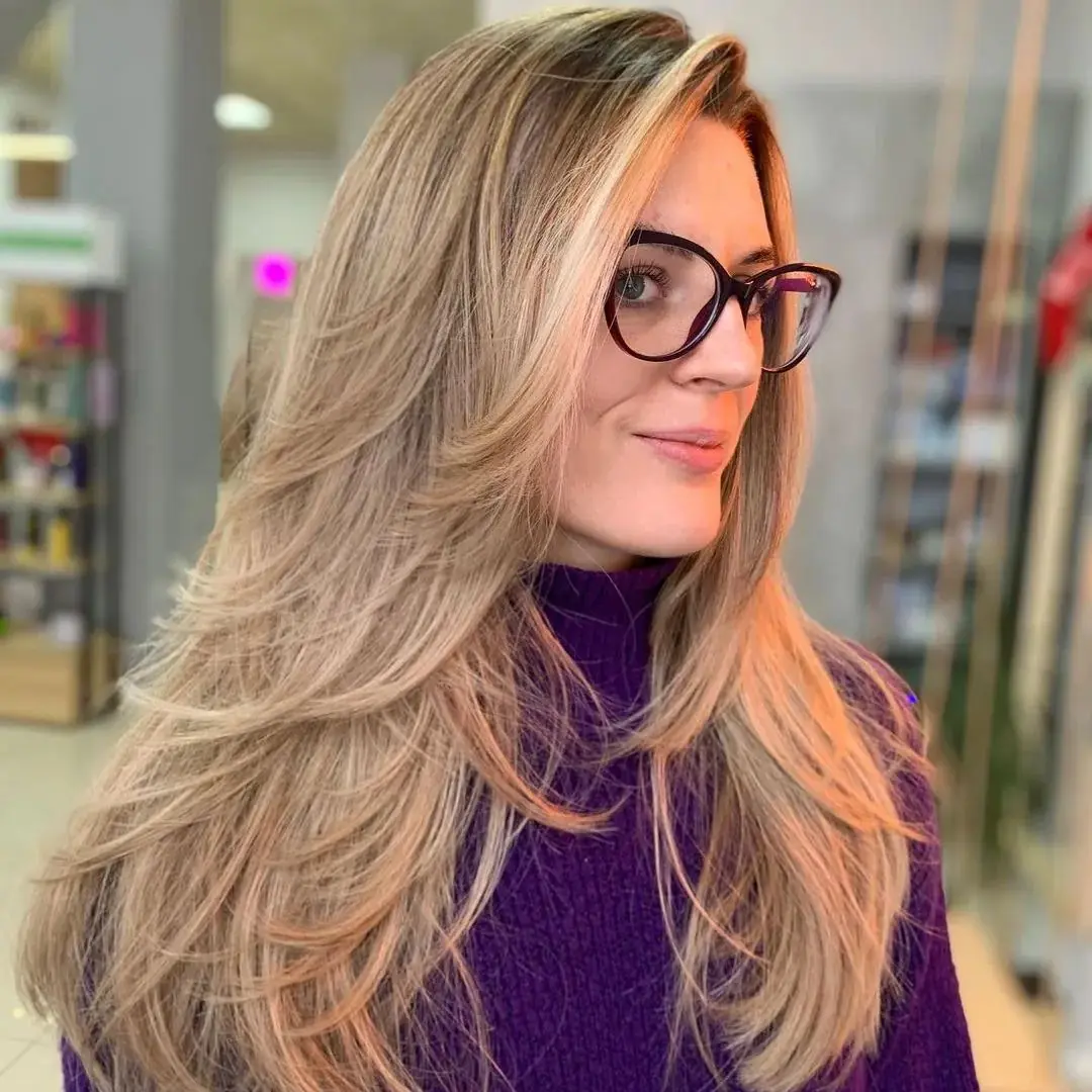 Women's Side Part Hairstyles for Soft Round Face I Guide